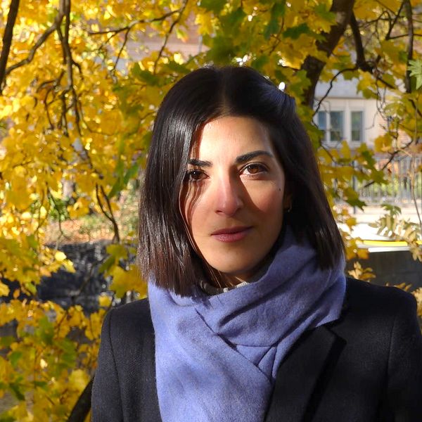 Jennifer från Örebro klippte sitt hår för kvinnorna i Iran | SVT Nyheter