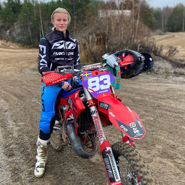 Åttaåriga Märtha från Rimbo kör enduro i 65-kubiksklassen | SVT Nyheter