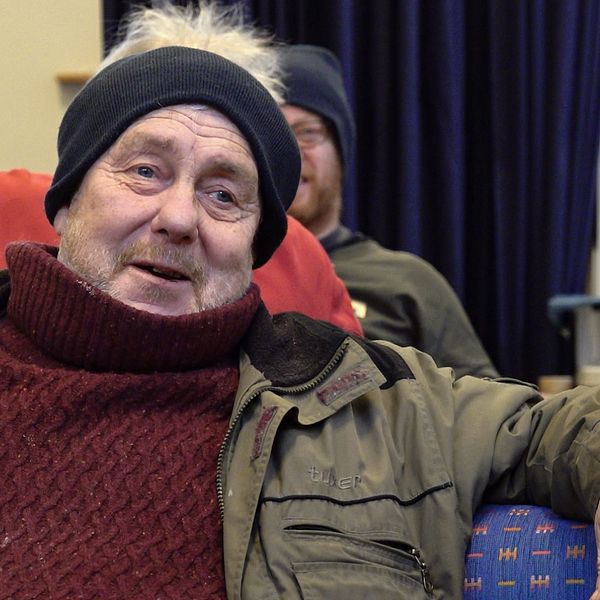 Här finner Lasse, 68, stöd och hjälp i vardagen | SVT Nyheter