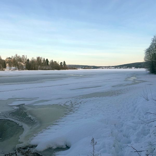 Man död när skoter gick genom isen utanför Matfors | SVT Nyheter