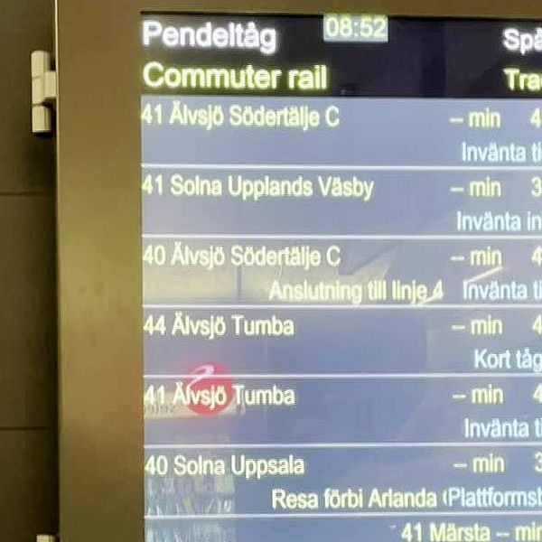 Förseningar och fel på elektroniska skyltar – flera problem för SL ...