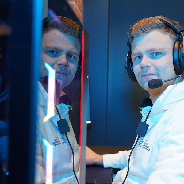 E-sportaren Henrik Westman från Knivsta jobbar med att spela datorspel ...