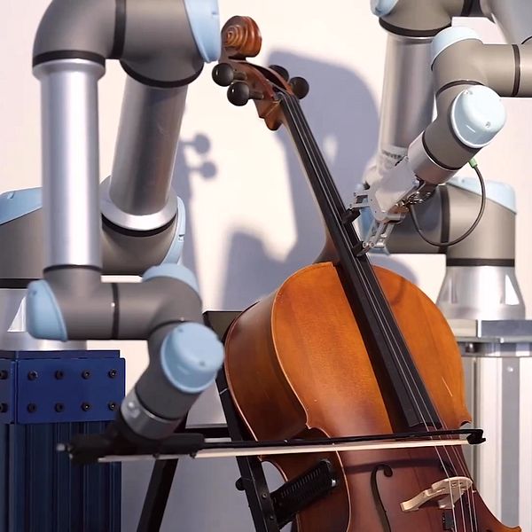 Fredriks robotar spelar cello | SVT Nyheter