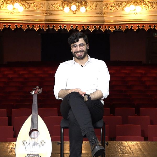 Osama fyller Stora Teatern med klassisk arabisk musik | SVT Nyheter