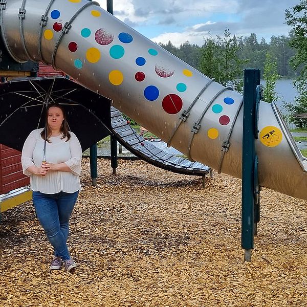 Hannas tvååriga dotter frätskadades på en lekplats i Umeå ...