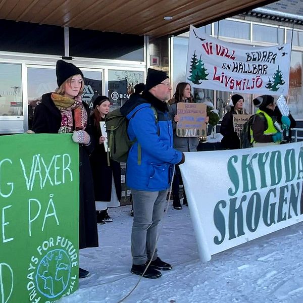 Greta Thunberg demonstrerade vid SCA:s årsstämma i Sundsvall | SVT Nyheter