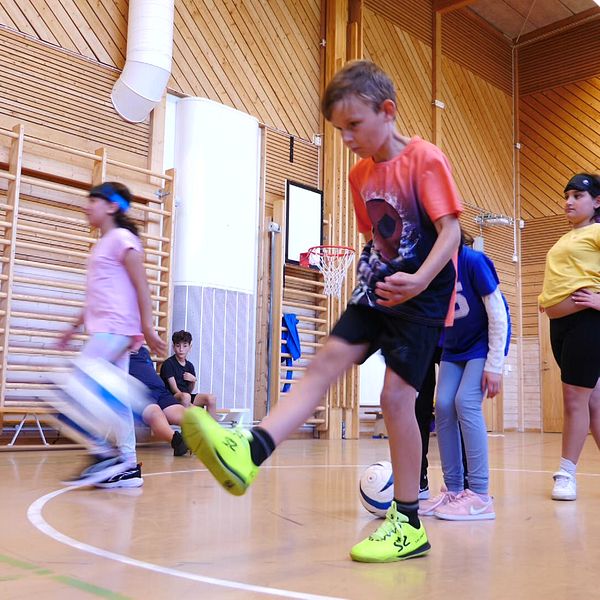 Tyra, 5, fick cancer på grund av extremt ovanlig sjukdom | SVT Nyheter