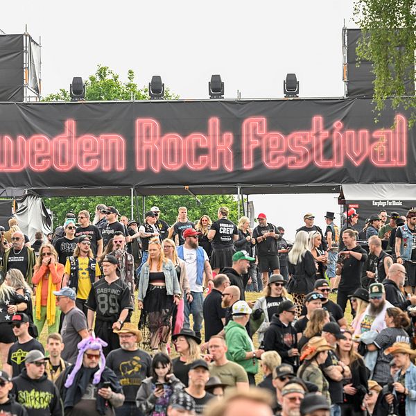 Största scenen på Sweden Rock rasade – arbete avbrutet | SVT Nyheter