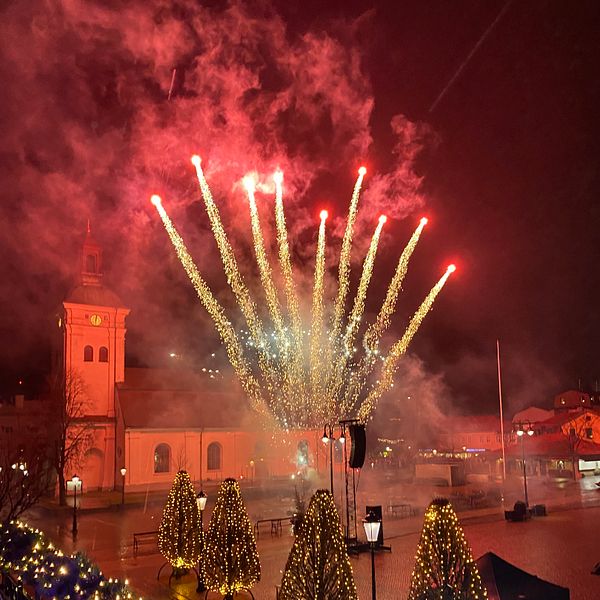 På kort tid kom många för att fira nyår 2024 på Varbergs torg | SVT Nyheter