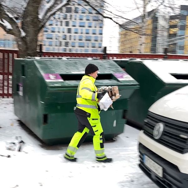 Maria städar upp soporna efter julkaoset: ”Katastrof!” | SVT Nyheter