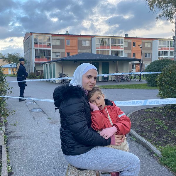 Ghufran och dottern på olika sidor om avspärrningarna | SVT Nyheter