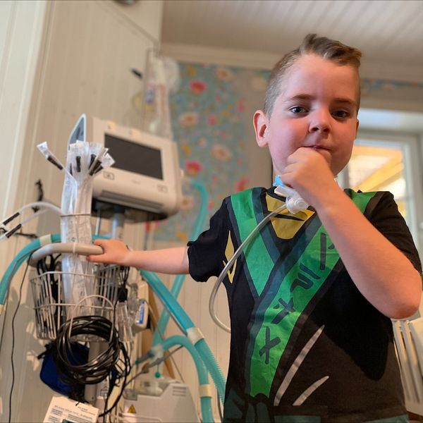 Hugo, 6, väntar på lungtransplantation – lever med en 25 meter lång ...