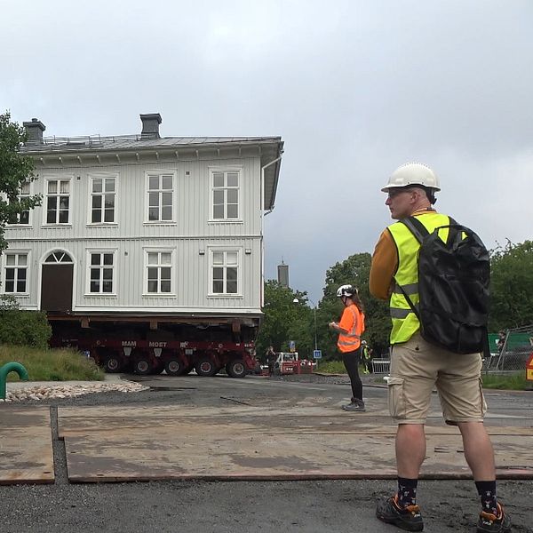 Här flyttas den 180 år gamla herrgården – med 10 centimeters marginal ...