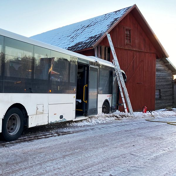 Skolbuss körde in i lada i Mora – 20-tal personer inblandade | SVT Nyheter