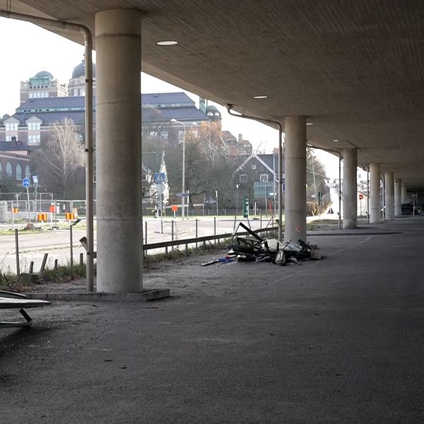 Buss har rammat busskur – flera döda och skadade | SVT Nyheter