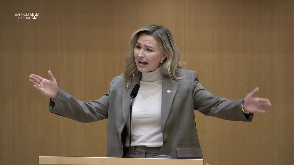 Busch dansar i talarstolen: ”Cringe så det förslår” – Senaste nytt om ...