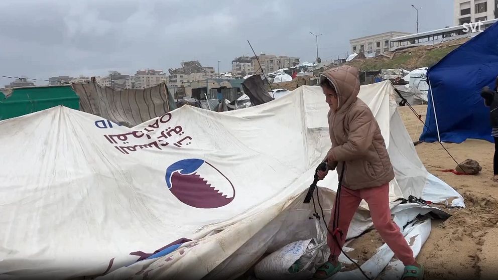 Förödelse för Gazas civila – stormar river flyktingfamiljernas tält ...