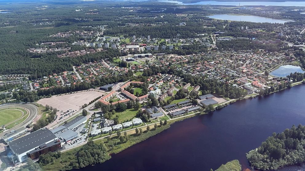 Flyguppvisning över Karlstad – SVT:s reporter med i luften | SVT Nyheter