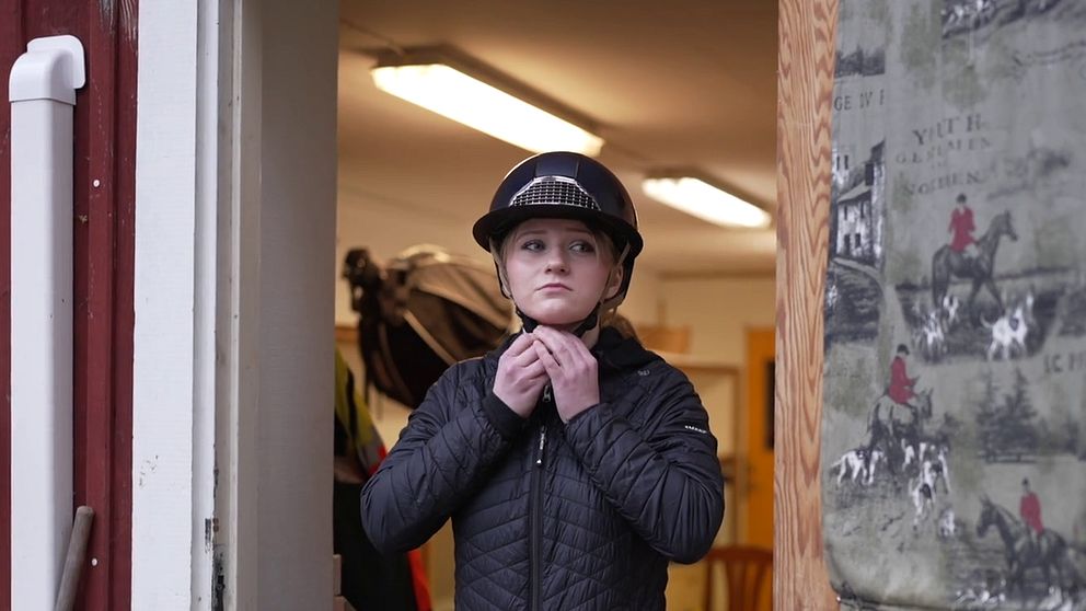 Hemmasittaren Joline släpades till skolan av pedagog: ”Tog mig i ett ...