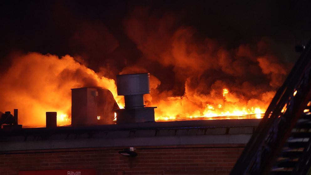 Kraftig brand i industrilokal i Märsta | SVT Nyheter