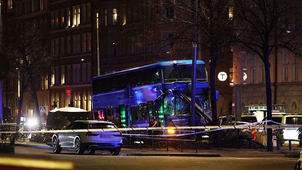 Buss har rammat busskur – flera döda och skadade | SVT Nyheter