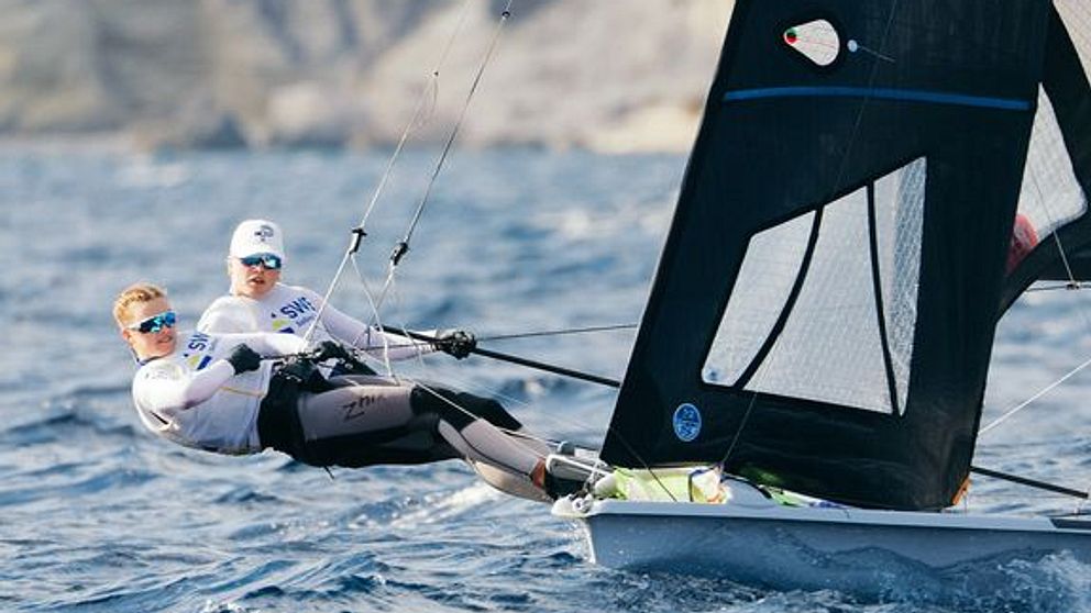 Segling: Blågul succé direkt – har säkrat en VM-medalj | SVT Sport