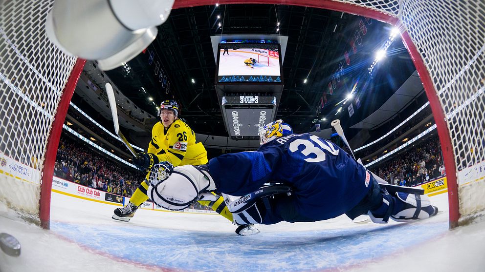 Ishockey: Målvakten hyllas efter hjälteinsatsen: ”Love... Wow” | SVT Sport