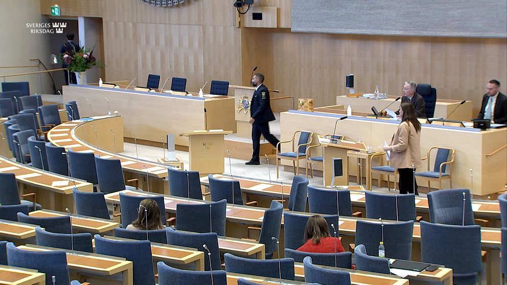 Debatt i riksdagen avbruten – påse kastades mot utrikesministern | SVT Nyheter