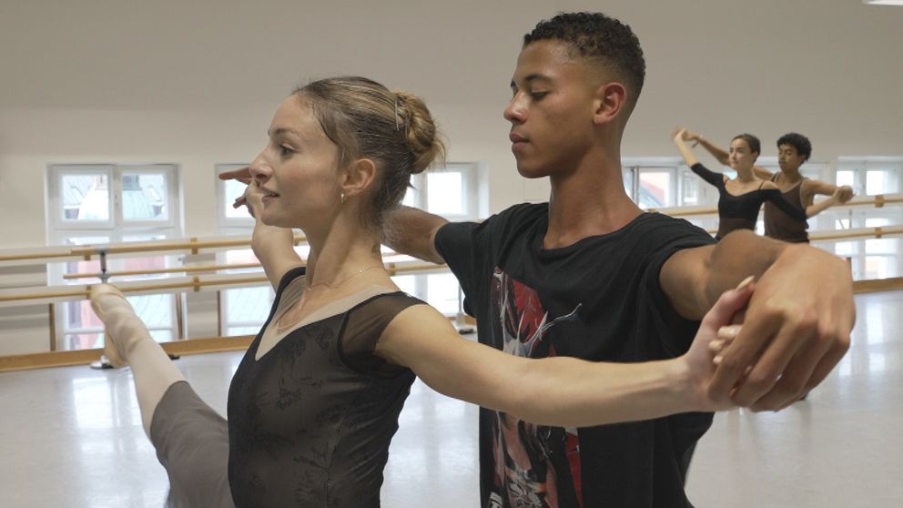 Ny balett om slavpojken som växte upp vid svenska hovet | SVT Nyheter