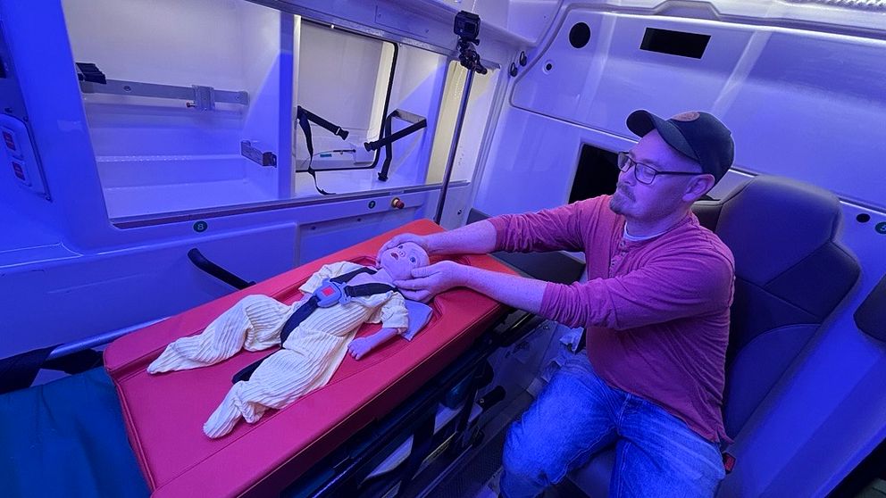 Här testas nya båren för barn i ambulanser | SVT Nyheter