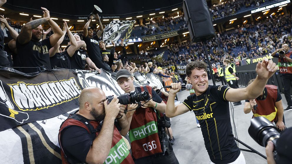 Fotboll: AIK-ikonens son debuterade i krossen: ”Betyder allt” | SVT Sport