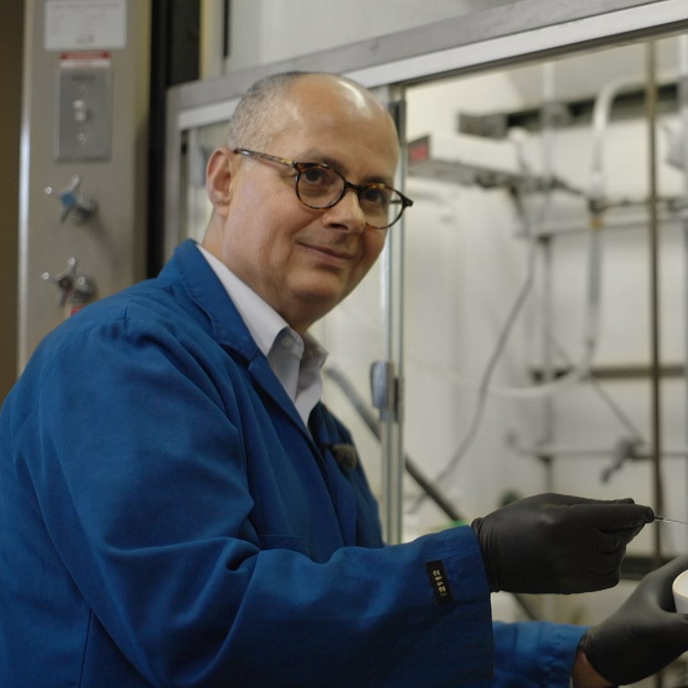 Se Nobelpristagaren blanda fram supermaterialet: ”Som att laga mat ...