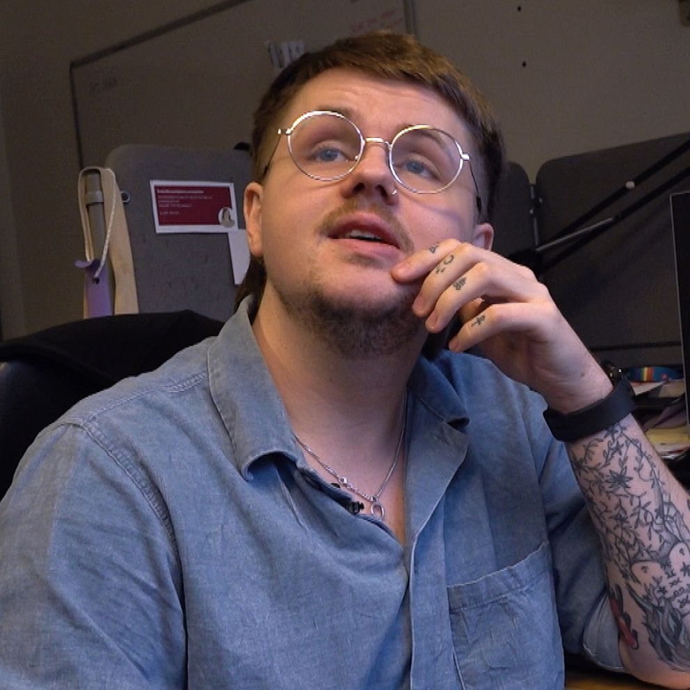 Oscar hjälper unga brottsutsatta att få hjälp på digital mottagning i ...