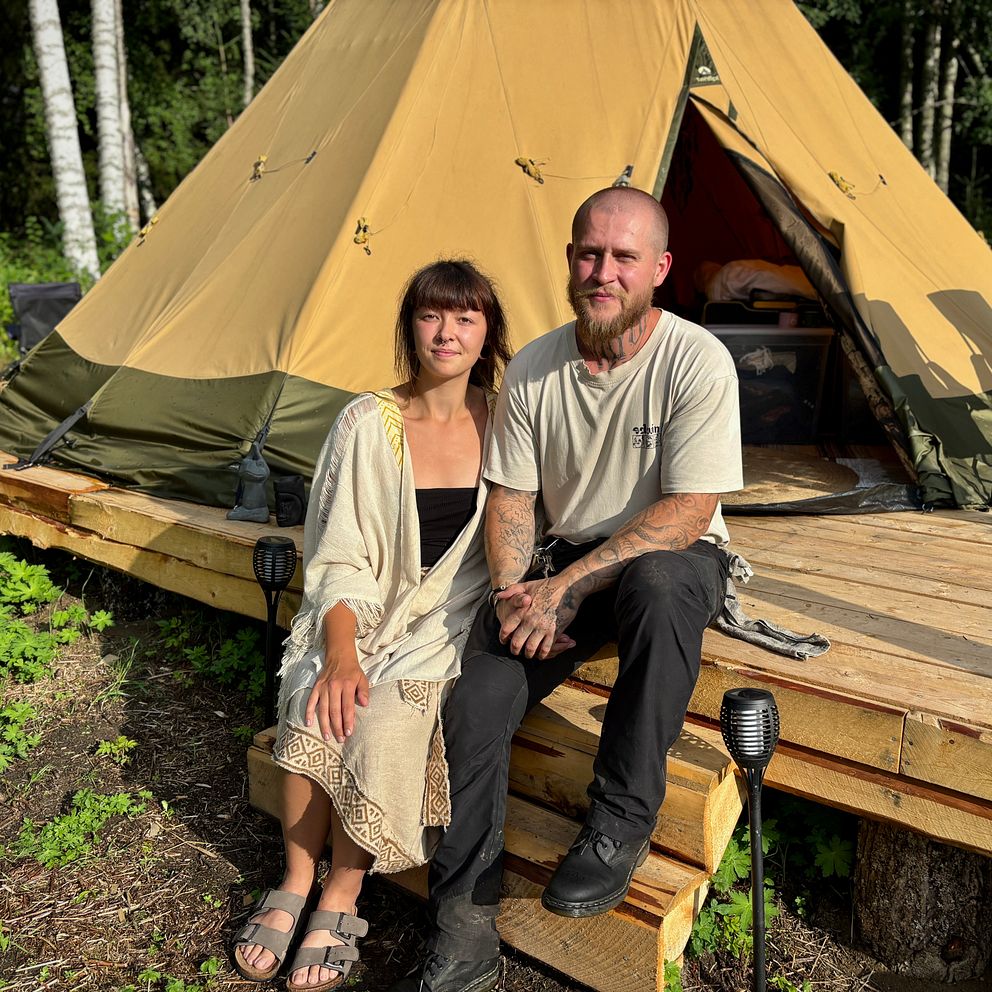 Emma och Oliver lever i tält utanför Örnsköldsvik – bor ett år i skogen ...