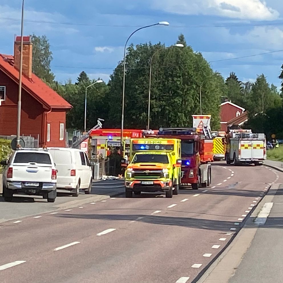 Fullt utvecklad brand i industrilokal i Borlänge | SVT Nyheter