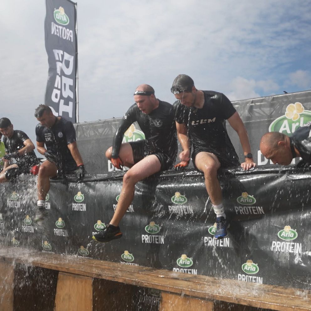 Se årets deltagare kämpa i hinderbaneloppet Tough Viking | SVT Nyheter