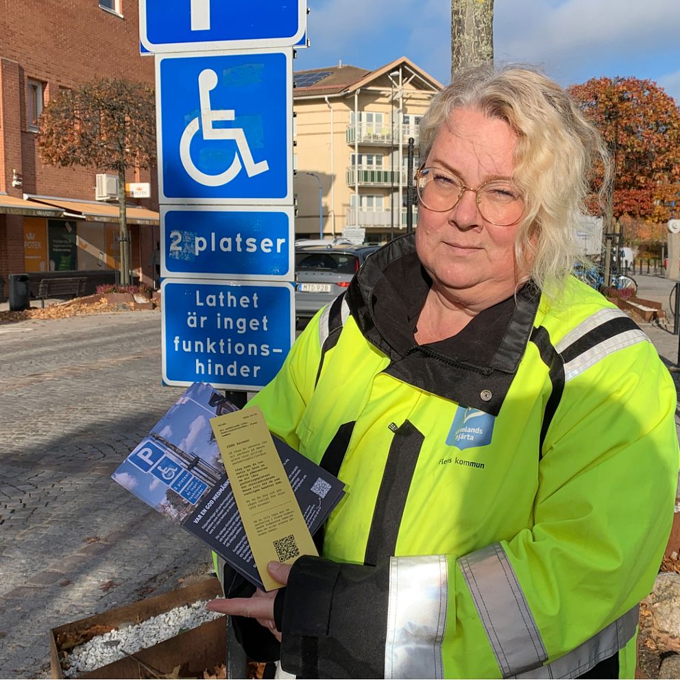 Här varnas felparkerade bilar med gula lappar | SVT Nyheter
