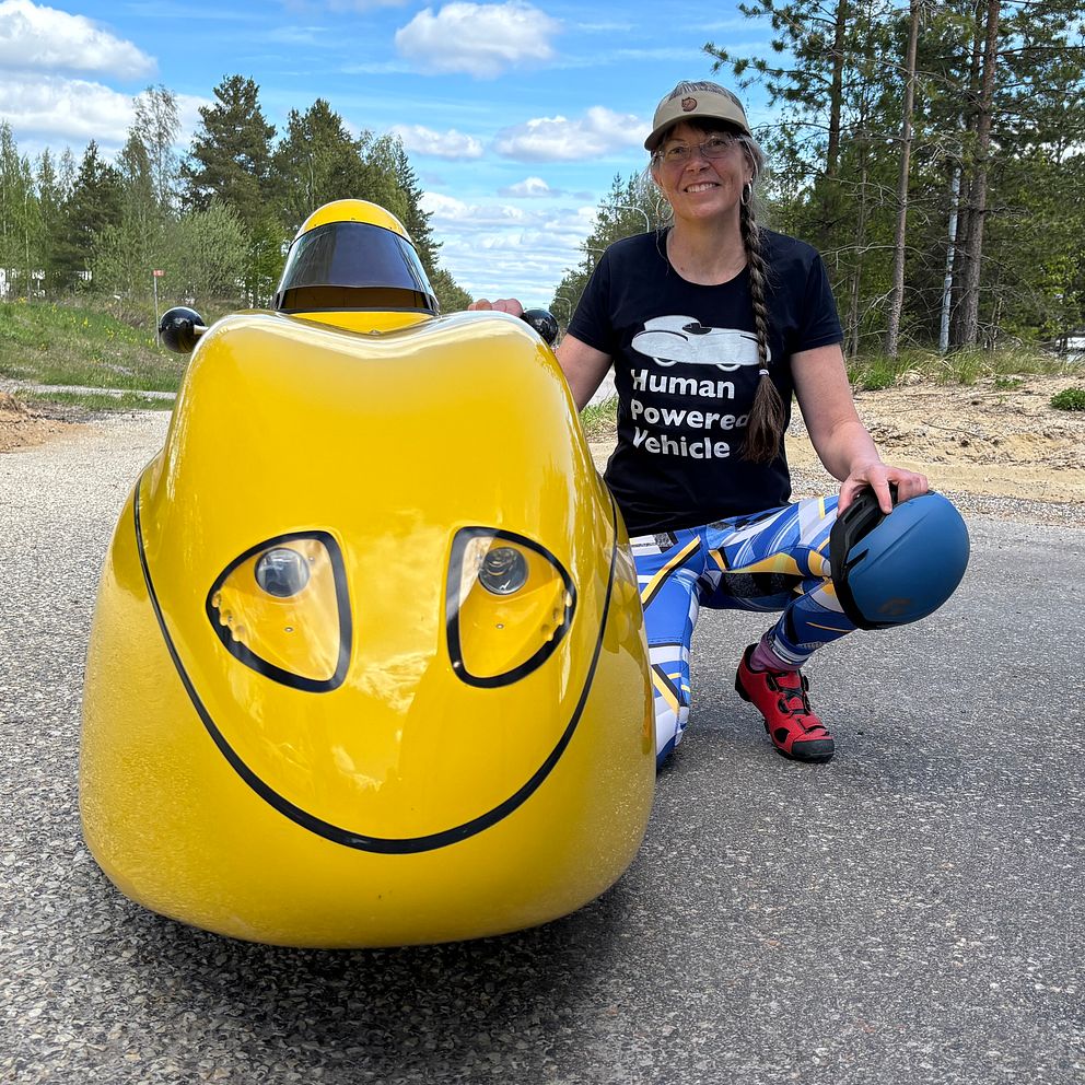 Anna-Lena trivs i sin gula ”bananbil”: ”Belöningen är nedförsbackarna ...