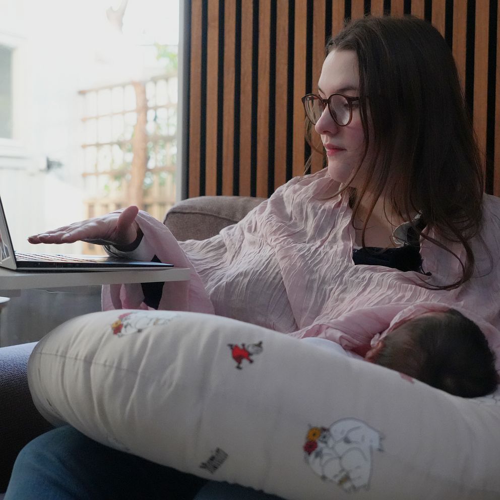 Rebecca, 25, pluggar med bebis: ”Kände mig som en dålig mamma i början” | SVT Nyheter