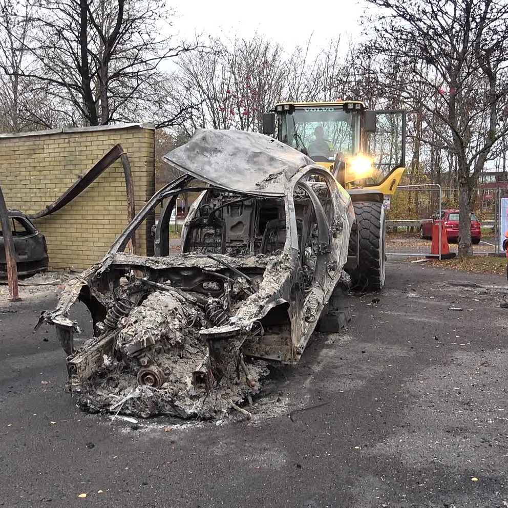 Här skrotas 37 bilvrak efter branden på Teleborg | SVT Nyheter