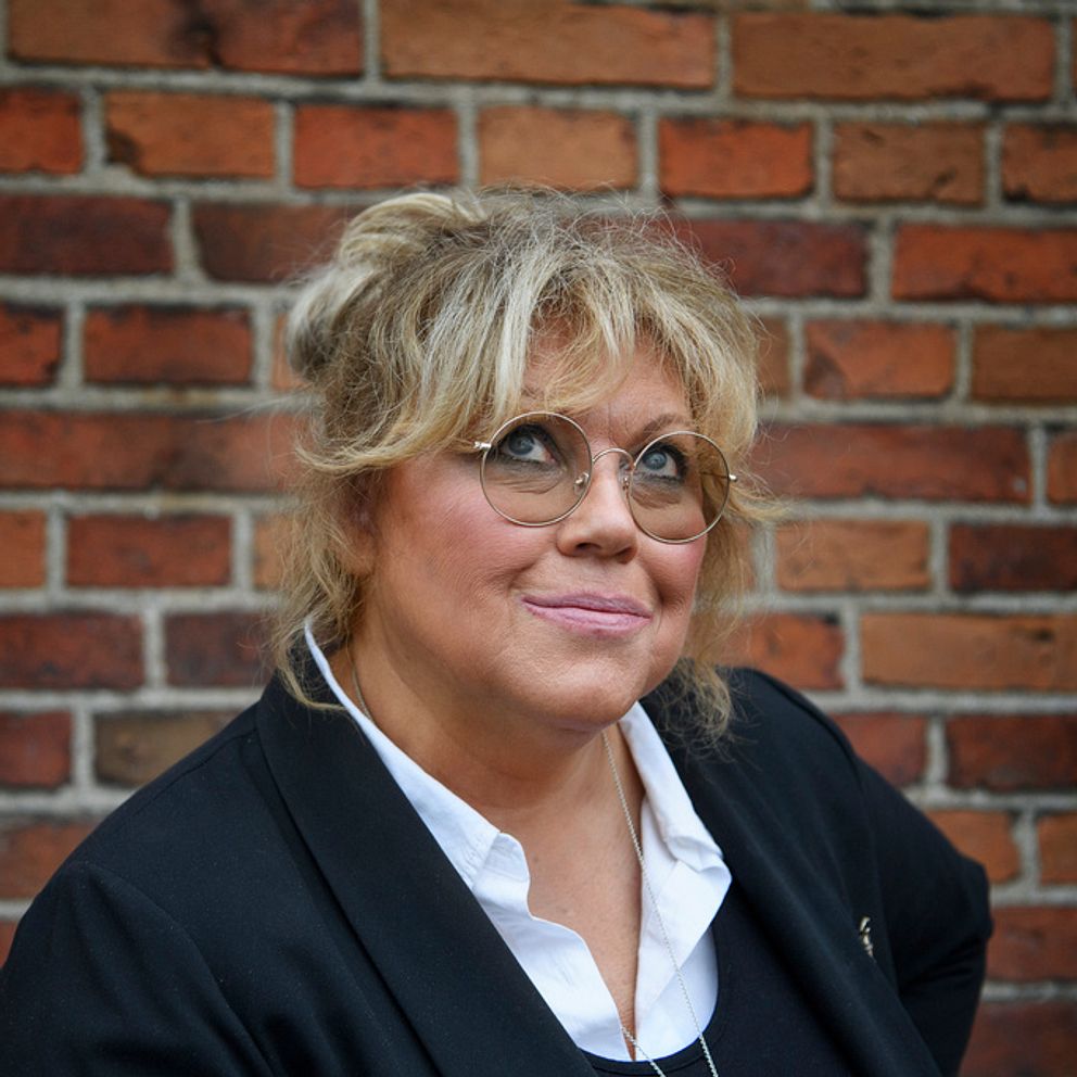 Ainbusksångerskan Marie Nilsson Lind är död | SVT Nyheter