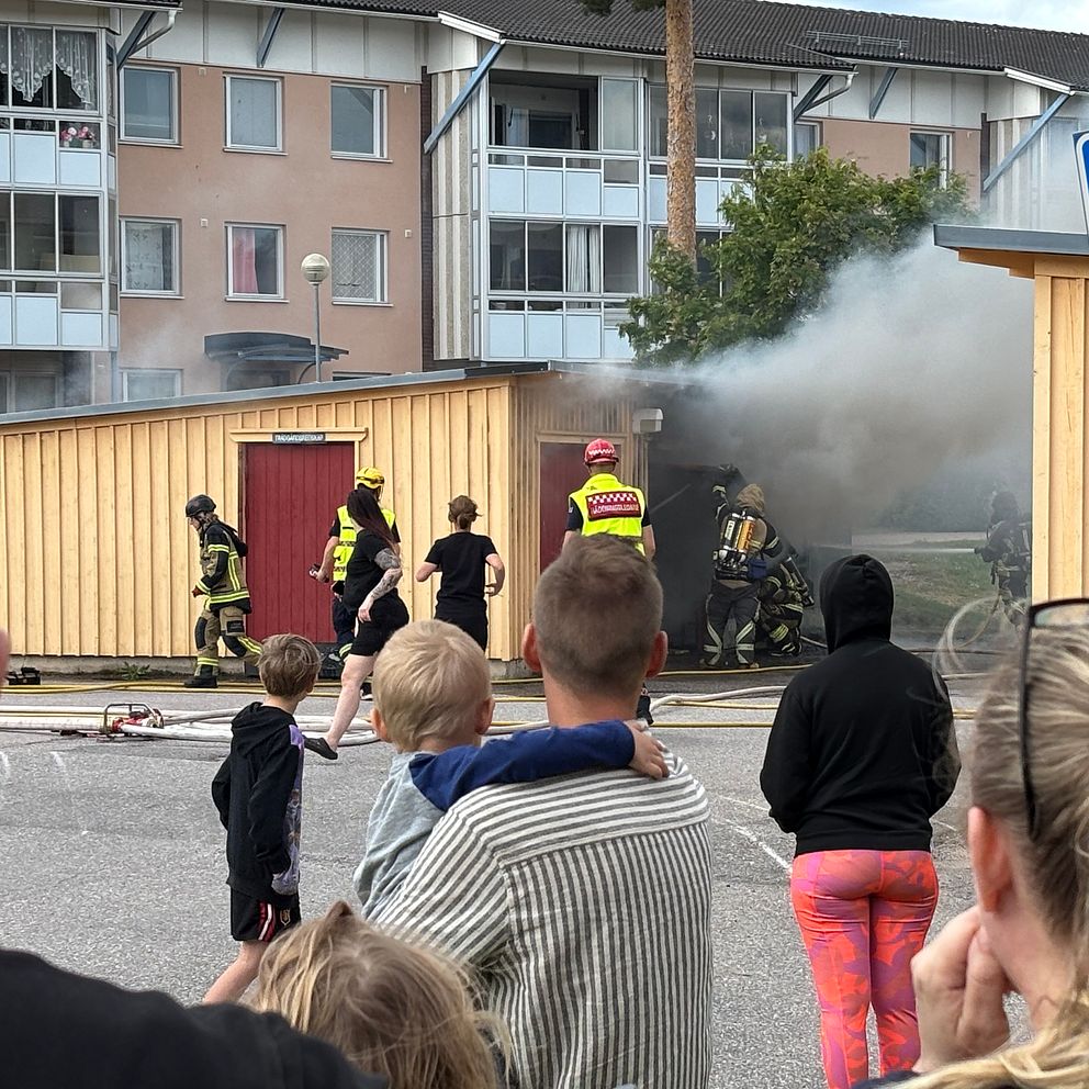 Fullt utvecklad brand i garagelänga i Sandviken | SVT Nyheter