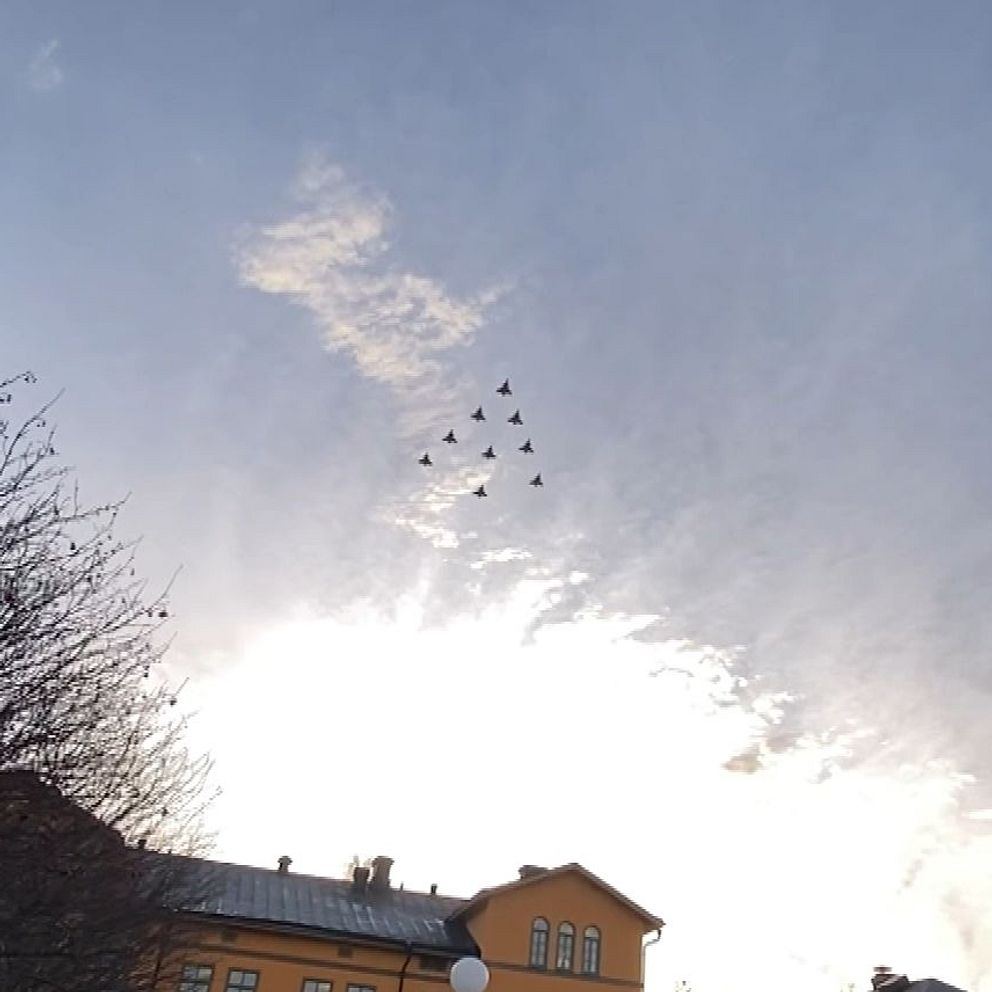 Se 2024 års julgransflygning över Östersund | SVT Nyheter