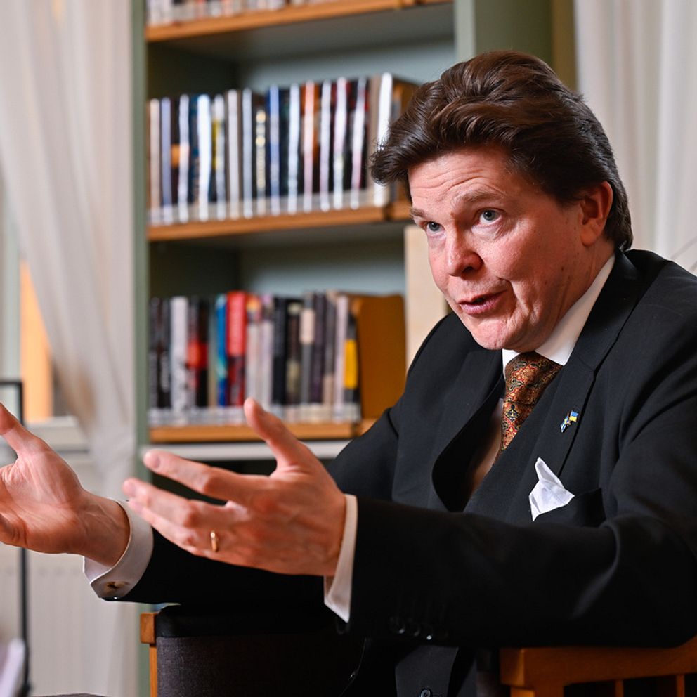 Talmannen vill få fler att läsa lyrik: ”Det här är Sveriges kulturarv” | SVT Nyheter