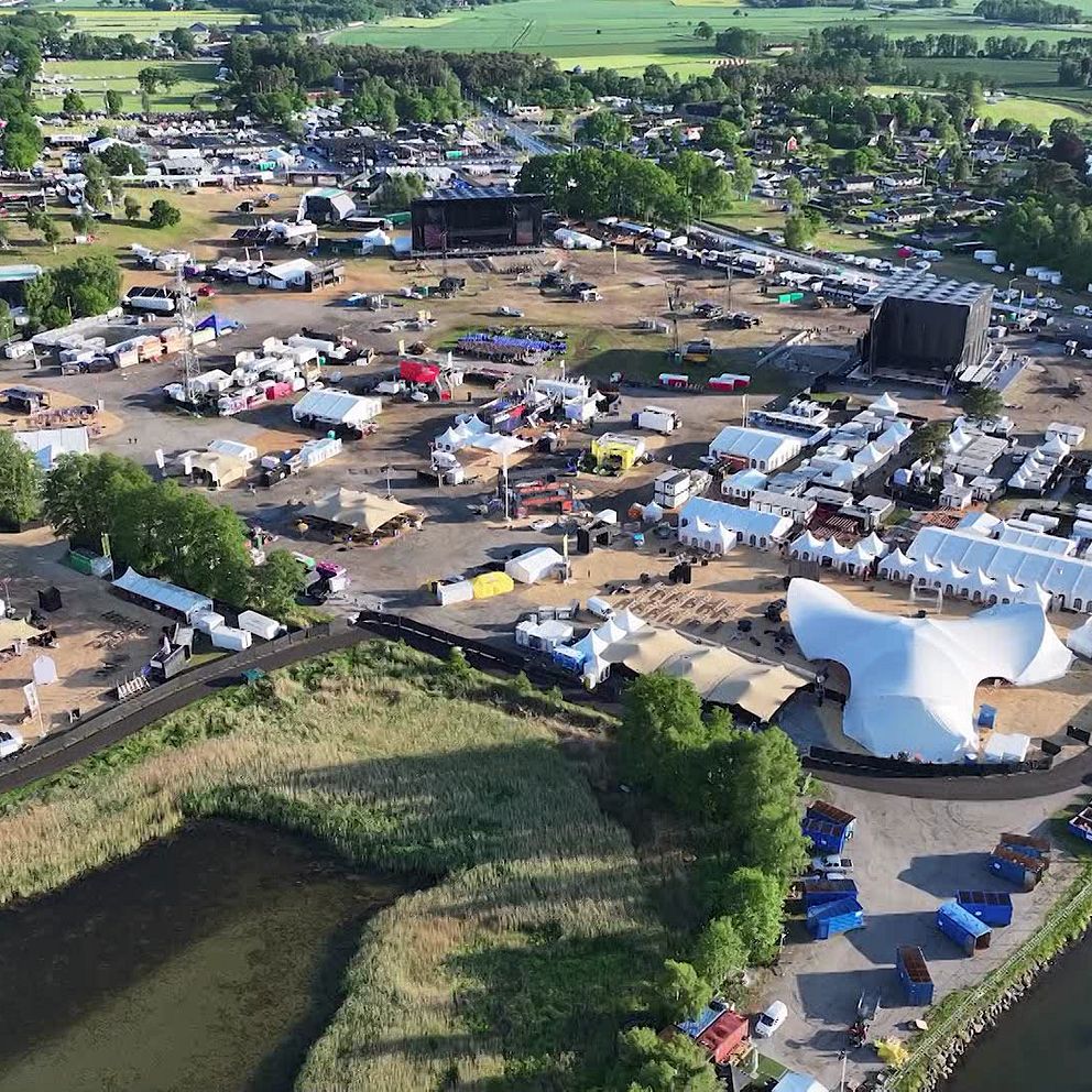Här växer festivalen fram – se Sweden Rock från ovan | SVT Nyheter