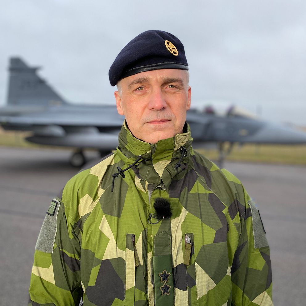 Nya flygvapenchefen besökte Skaraborgs flygflottilj F7 | SVT Nyheter