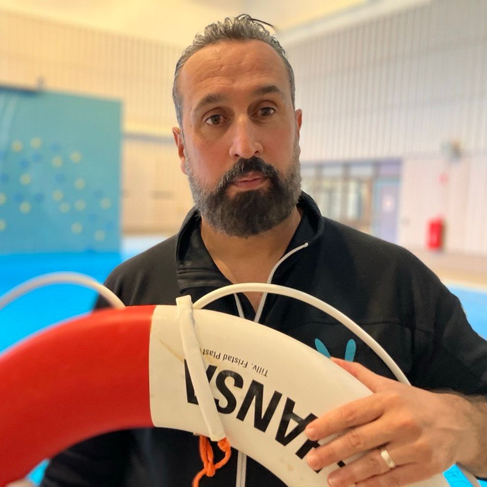 Badvakten Muhammed räddade livet på en tonårspojke | SVT Nyheter