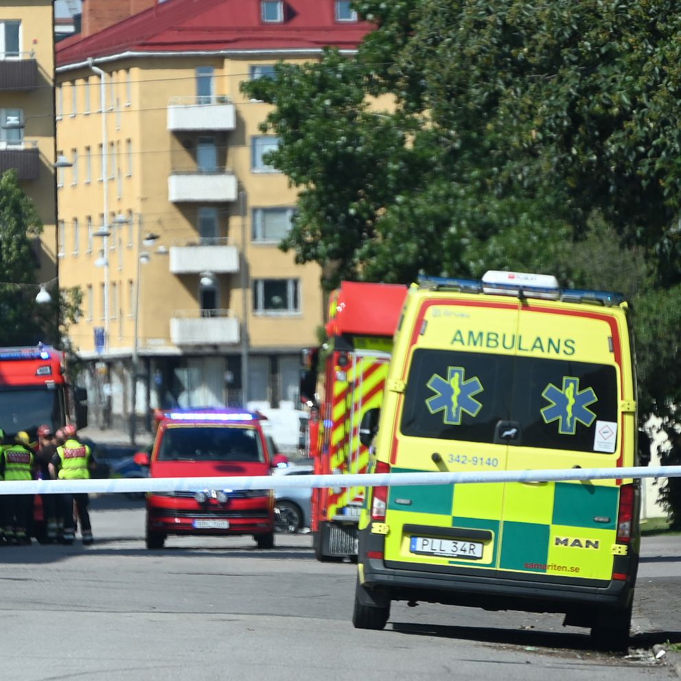 Brand i fabrik – allmänheten uppmanades hålla sig borta | SVT Nyheter
