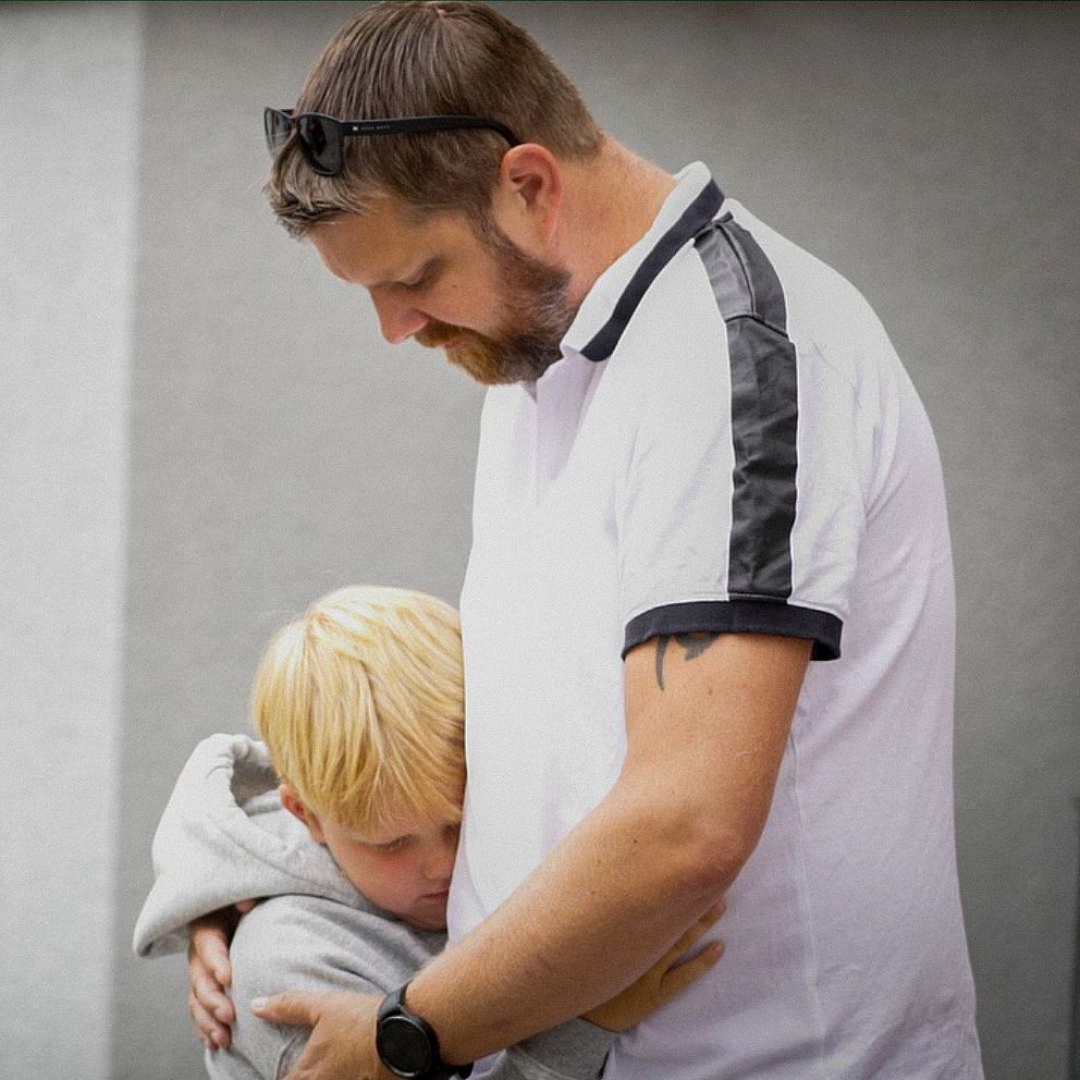 Stefan och sonen var meter från att träffas av trädet i blåsten: ”Han ...