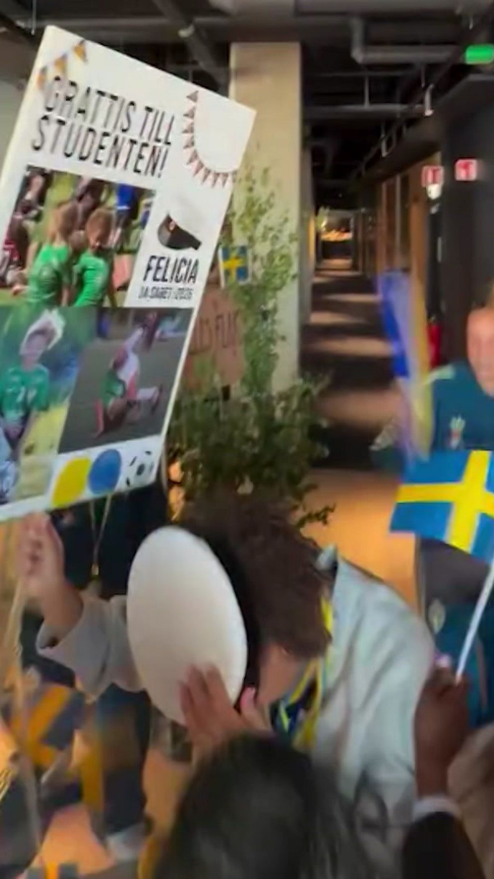 Fotboll: Felicia Schröder firade studenten med landslaget | SVT Sport